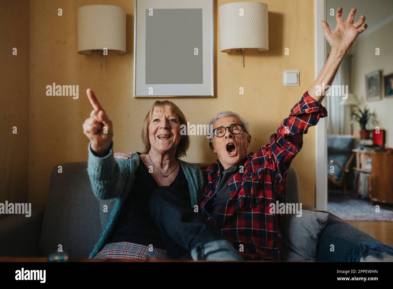 Singing seniors hi-res stock photography and images - Alamy