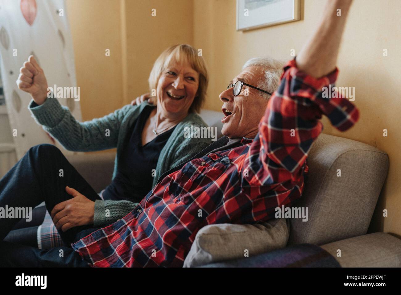 Singing seniors hi-res stock photography and images - Alamy