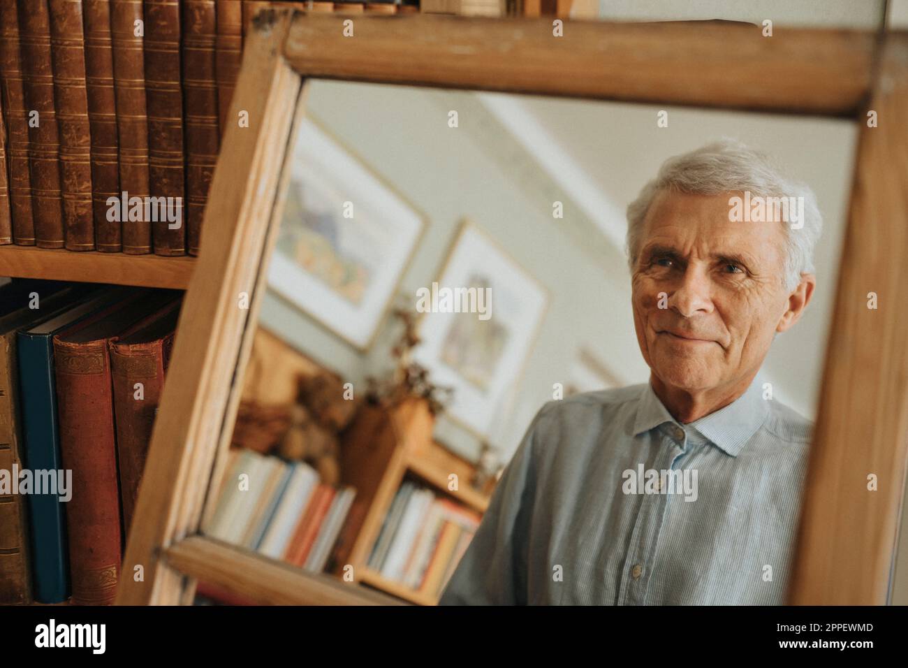 Old man looking in mirror hi-res stock photography and images - Alamy