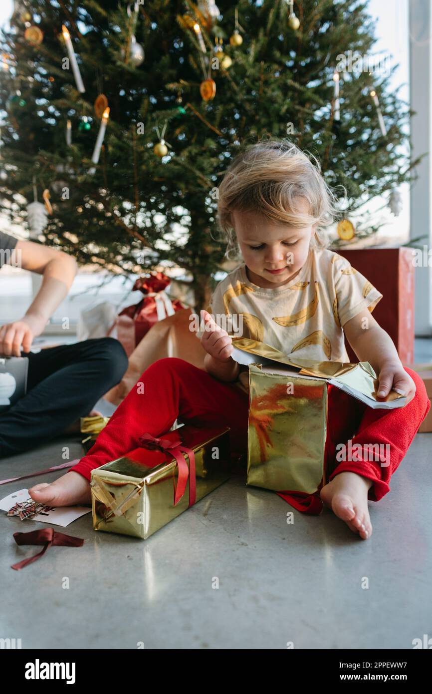 Girl christmas presents tree hi-res stock photography and images - Alamy