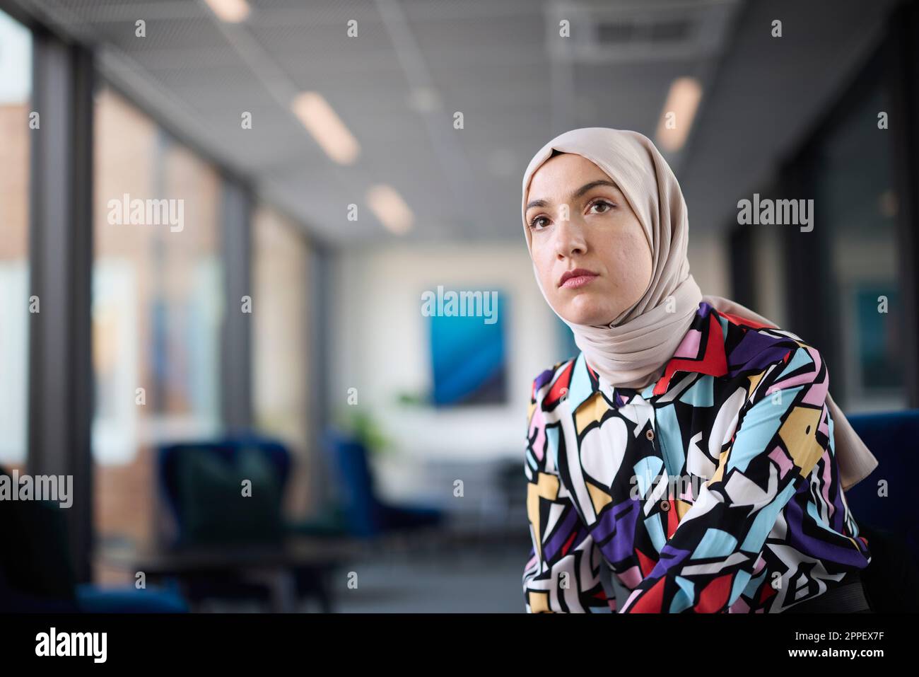 Hijab and work office hi-res stock photography and images - Alamy