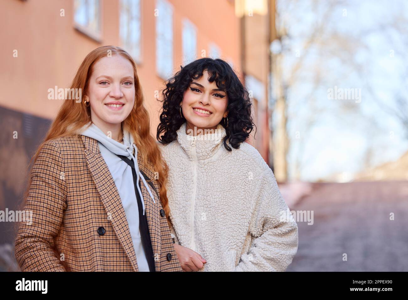 Smiling young women in hi-res stock photography and images - Alamy
