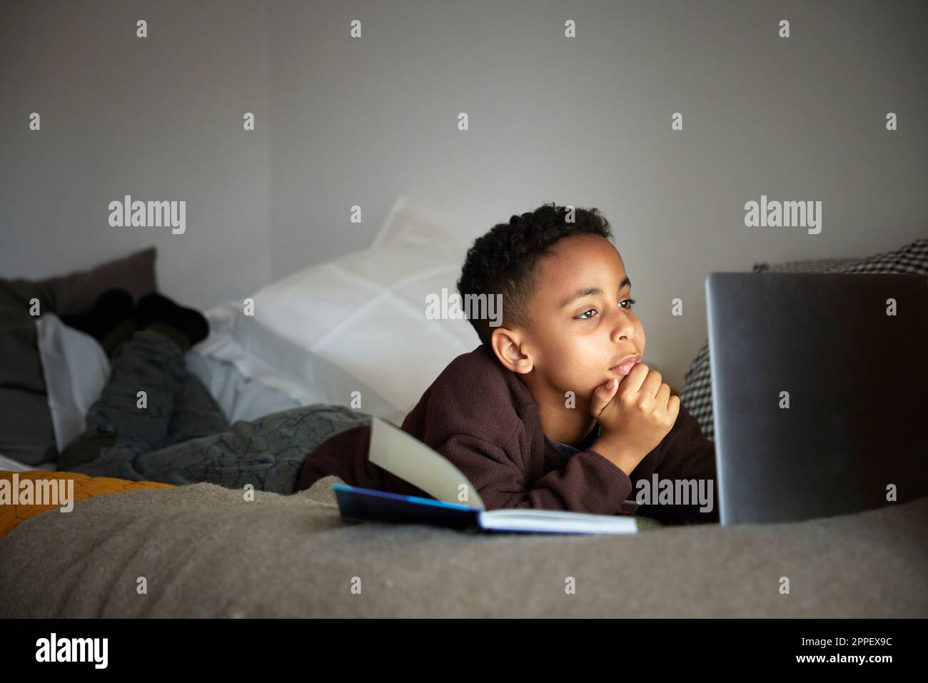 Bedroom child laptop homework hi-res stock photography and images - Alamy