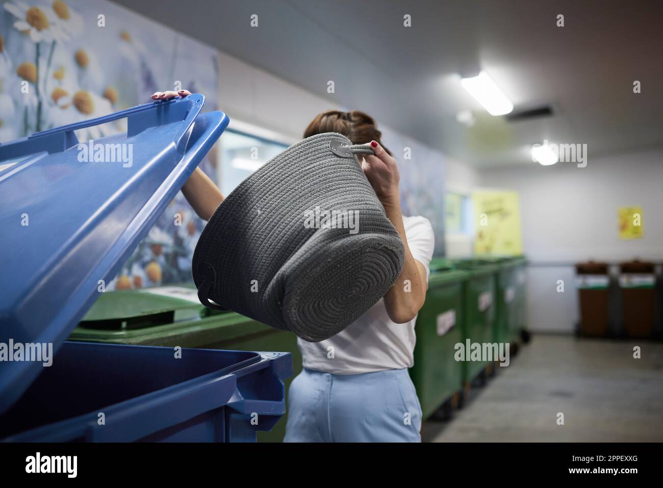 Woman putting rubbish in the bin hi-res stock photography and images ...