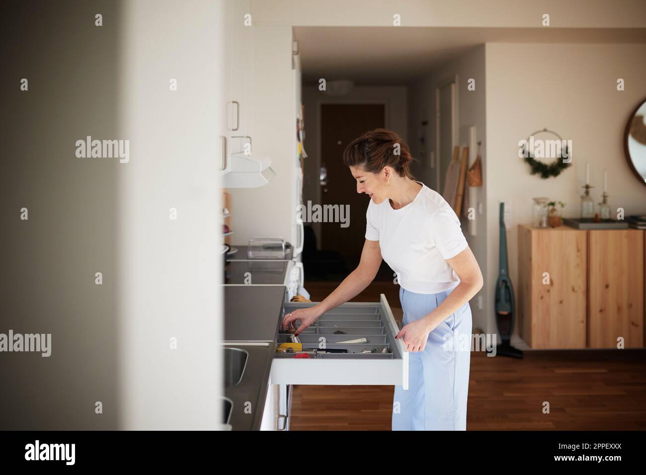 Kitchen maid standing hi-res stock photography and images - Alamy