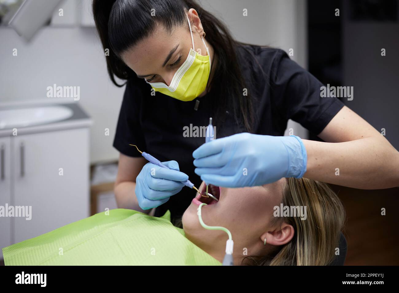 Female dentist work in dentists hi-res stock photography and images - Alamy
