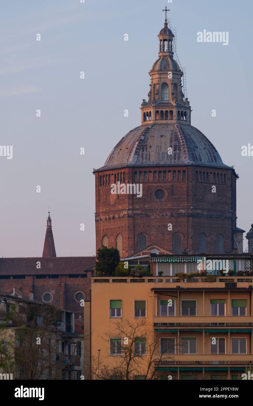 Duomo di Pavia (Pavia Cathedral) in Pavia at sunset, Lombardy, italy ...