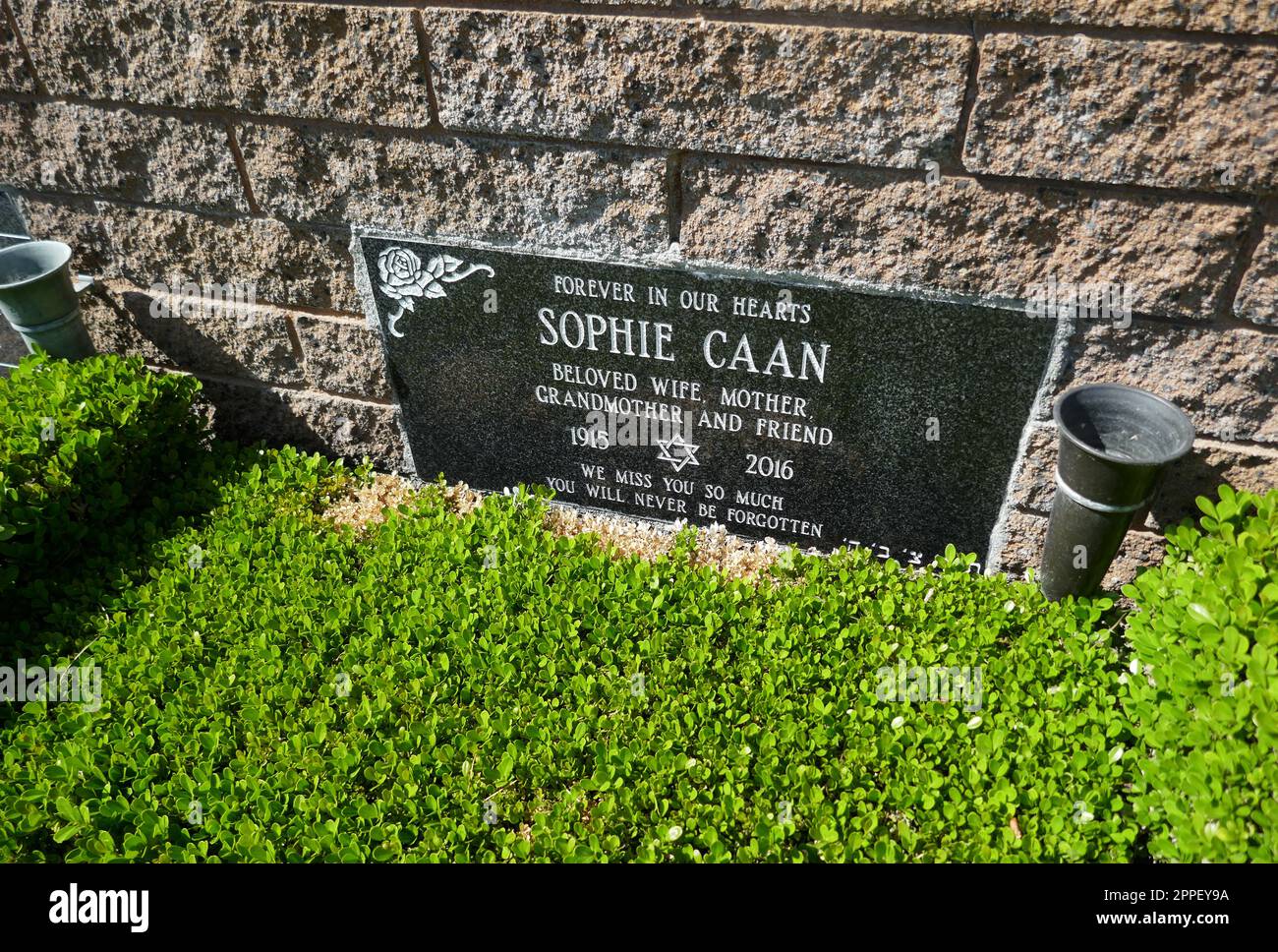 Mission Hills, California, USA 23rd April 2023 Sophie Caan Grave next to Actor James Caan Grave ...