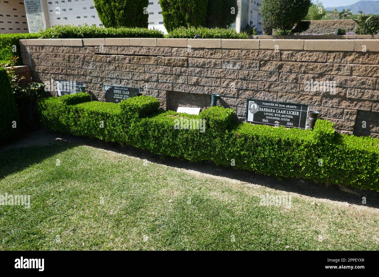 Mission Hills, California, USA 23rd April 2023 Actor James Caan Grave ...