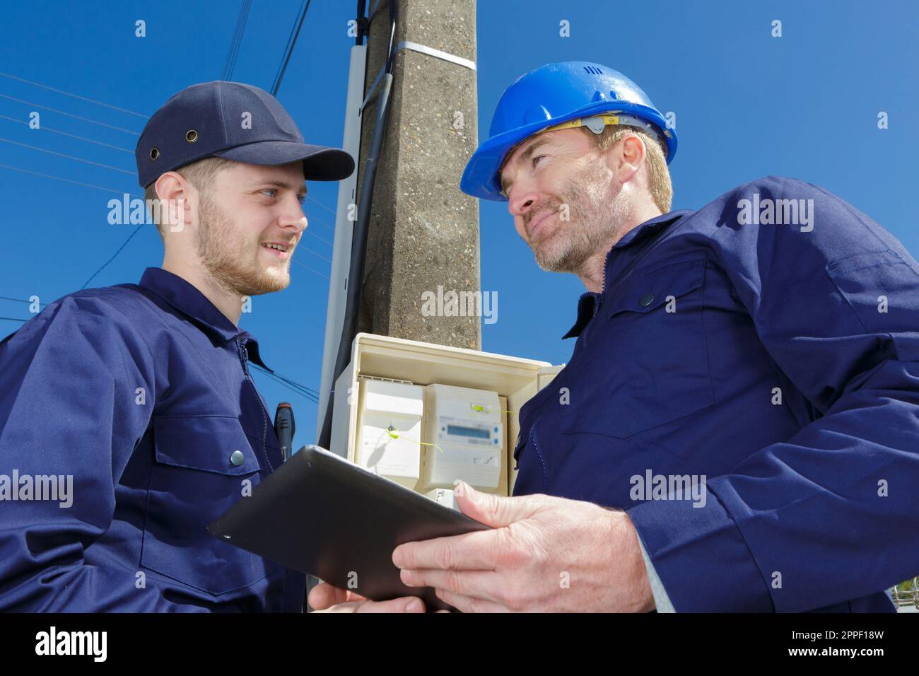 2 technician installation of a traffic light Stock Photo - Alamy
