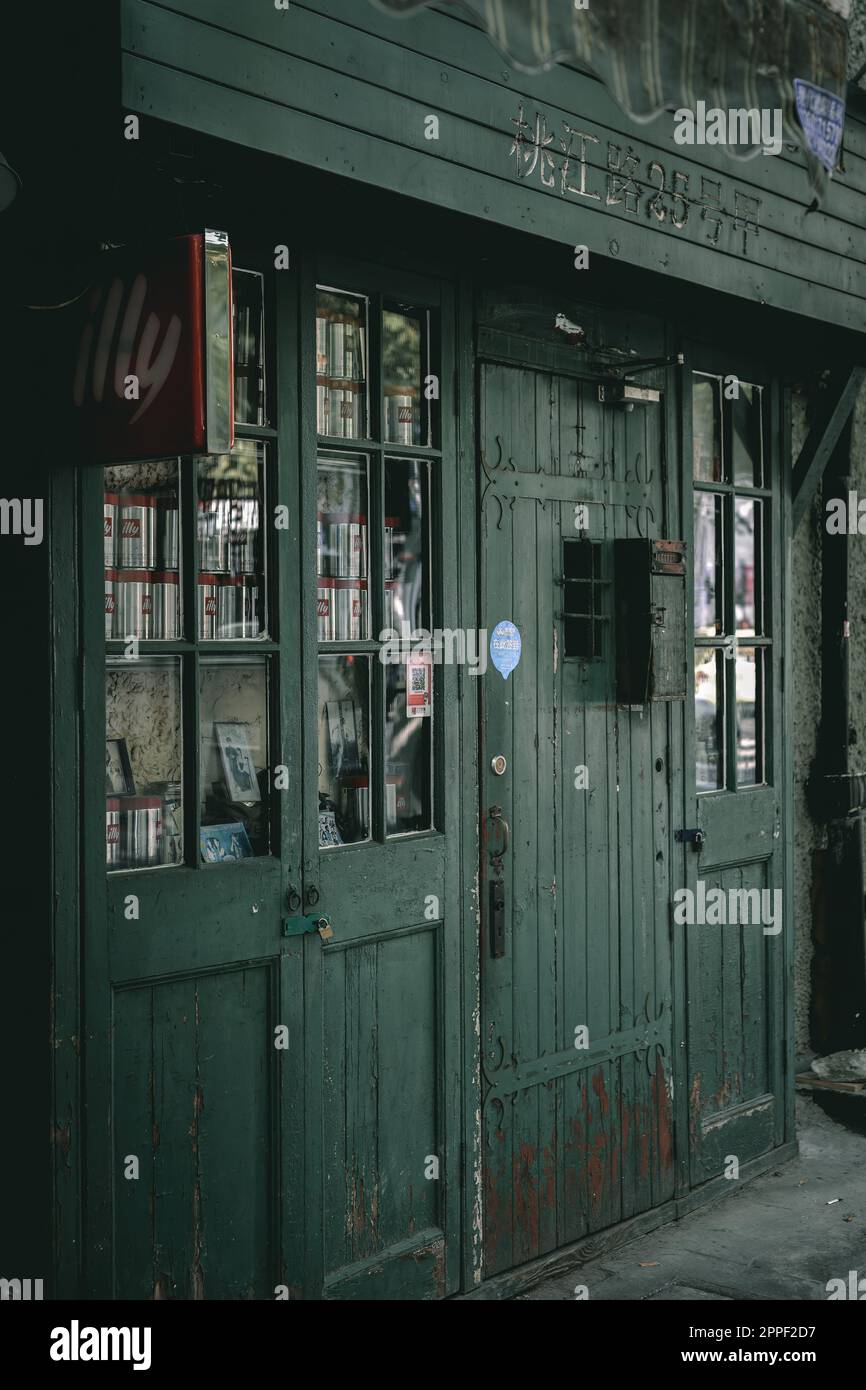 The buildings on many streets in Shanghai still retain the humanistic ...