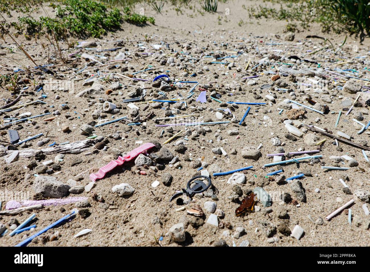 Plastic straws beach hi-res stock photography and images - Alamy
