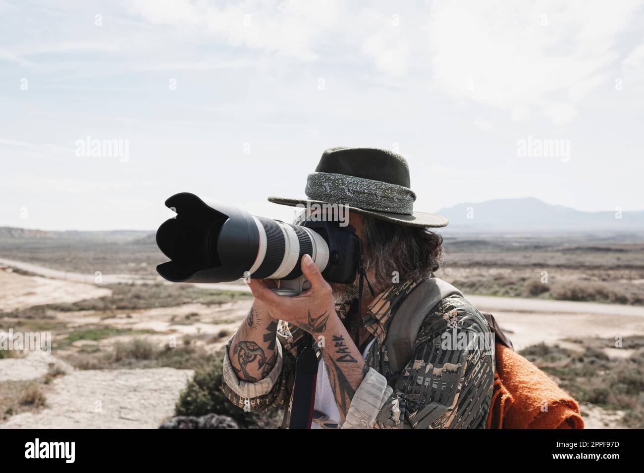 Hiker man in cowboy hat hi-res stock photography and images - Alamy