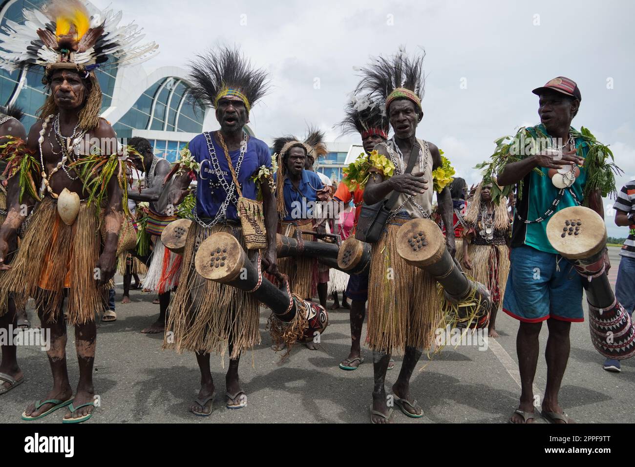 Tarian adat hi-res stock photography and images - Alamy