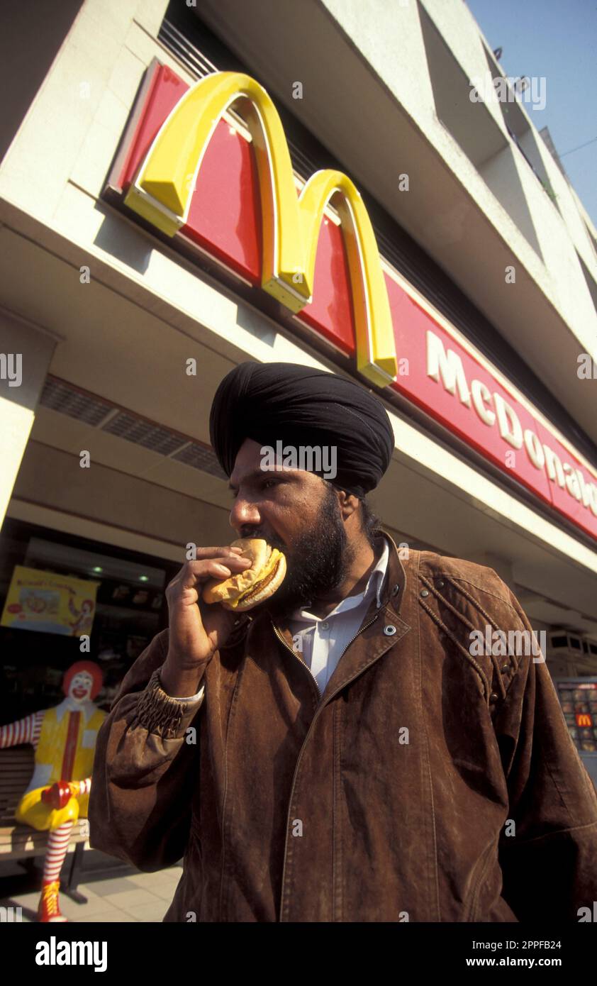 Shopping area connaught place hi-res stock photography and images - Alamy