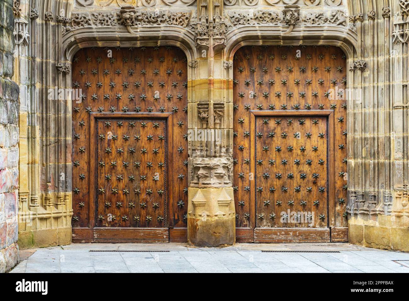 Old wooden doors Cathedral of Santiago, Bilbao, Spain Stock Photo - Alamy