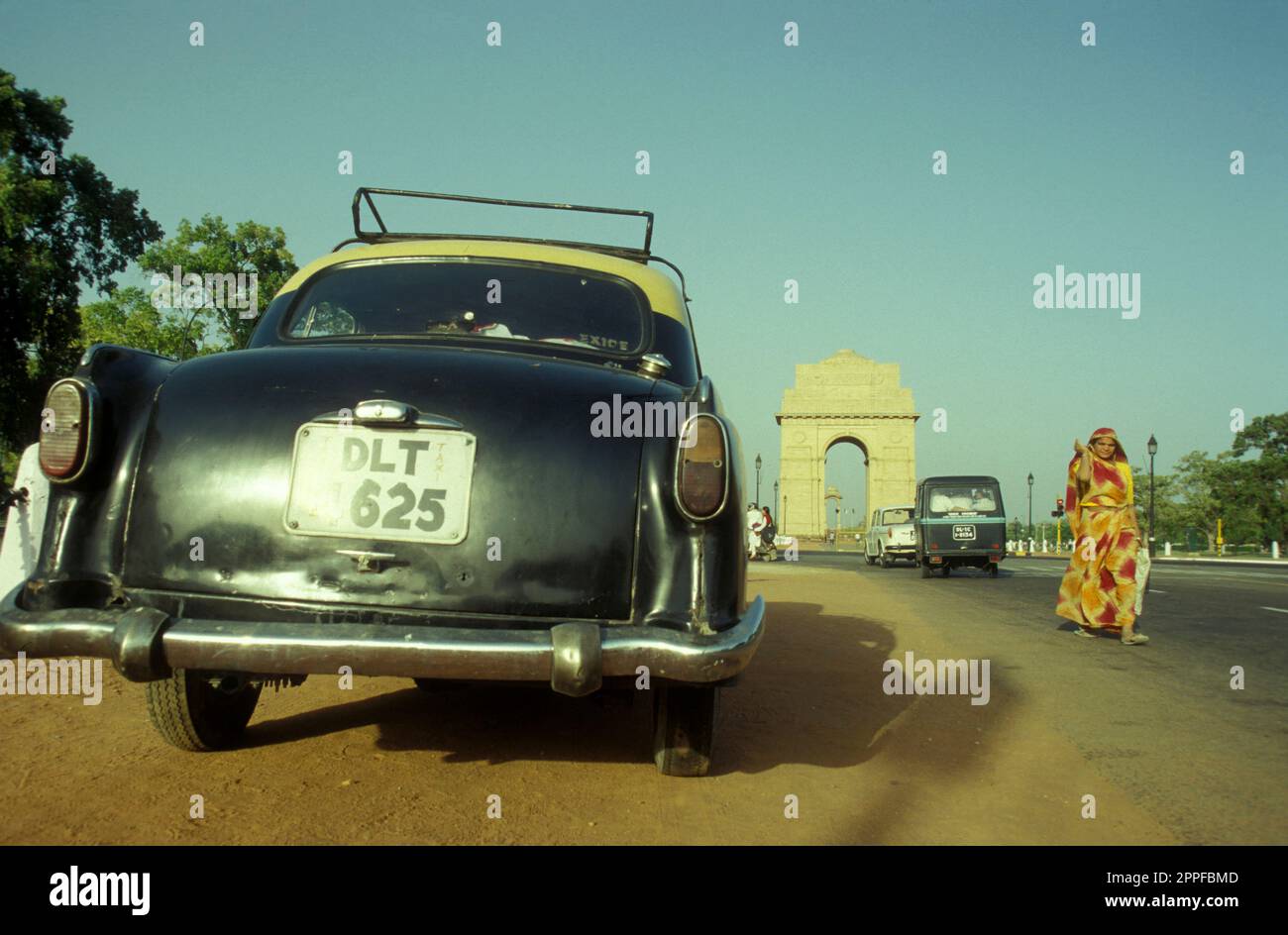 cars and traffic in front of the Delhi Gate in the city of New Delhi in ...