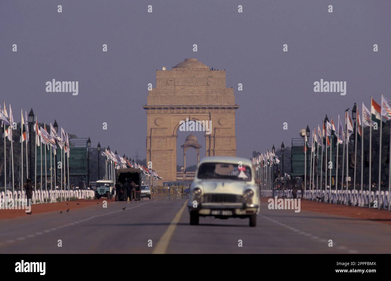 cars and traffic in front of the Delhi Gate in the city of New Delhi in ...
