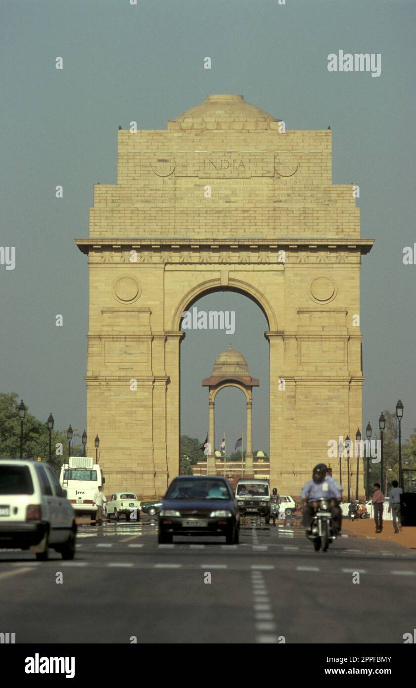 cars and traffic in front of the Delhi Gate in the city of New Delhi in ...