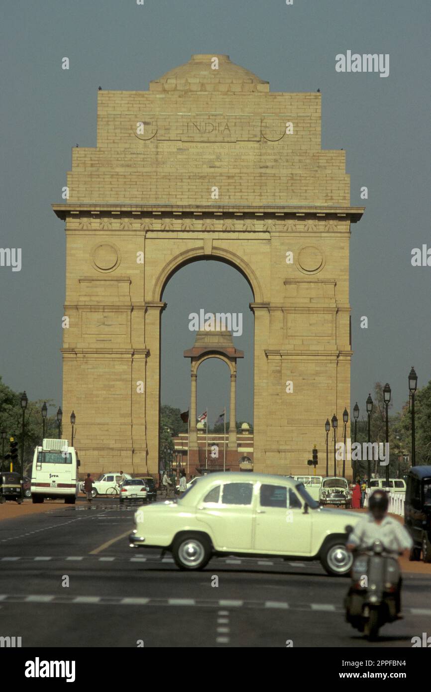 Traffic in india gate road hi-res stock photography and images - Alamy