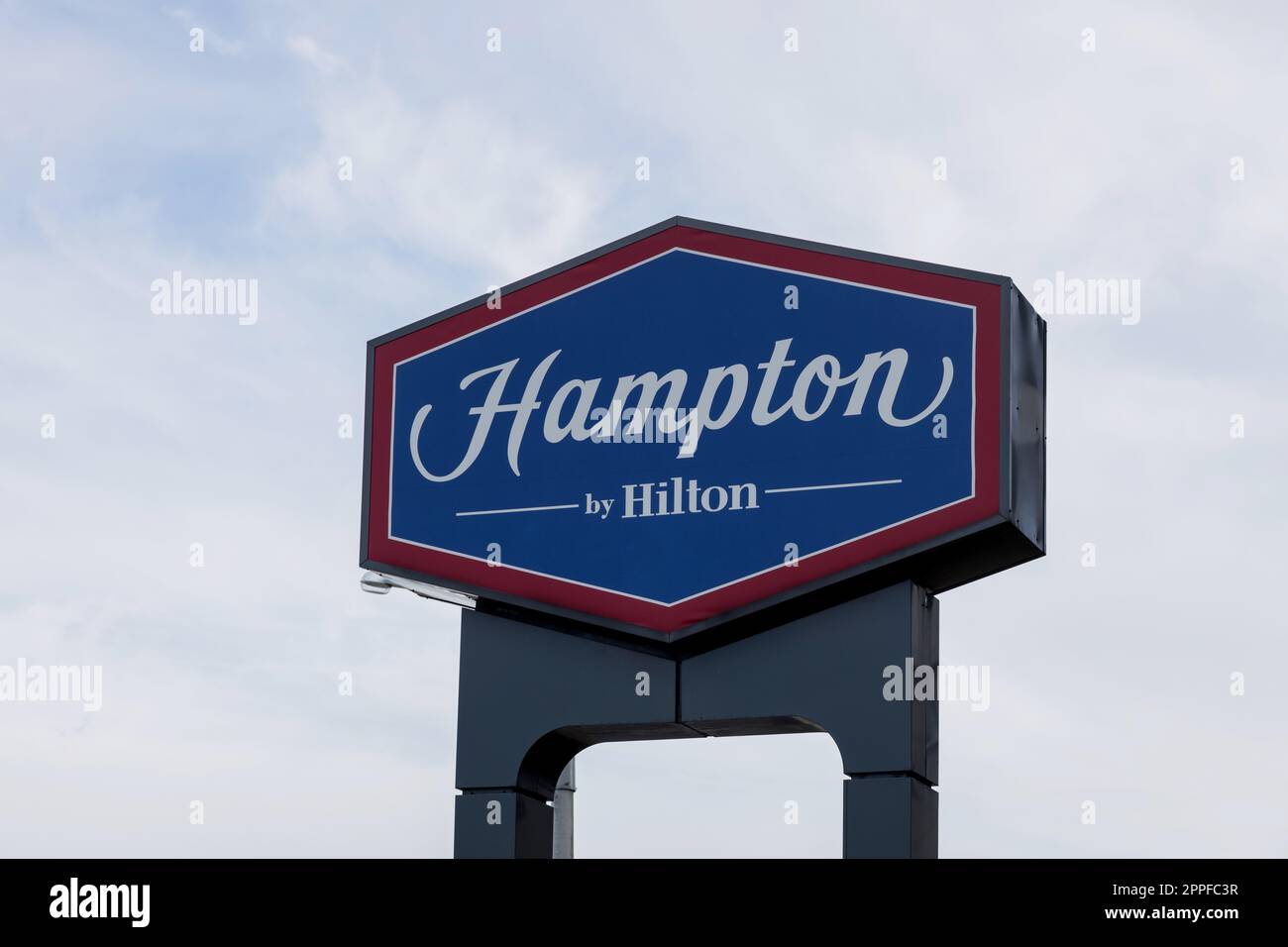 Hilton hotel sign hi-res stock photography and images - Alamy