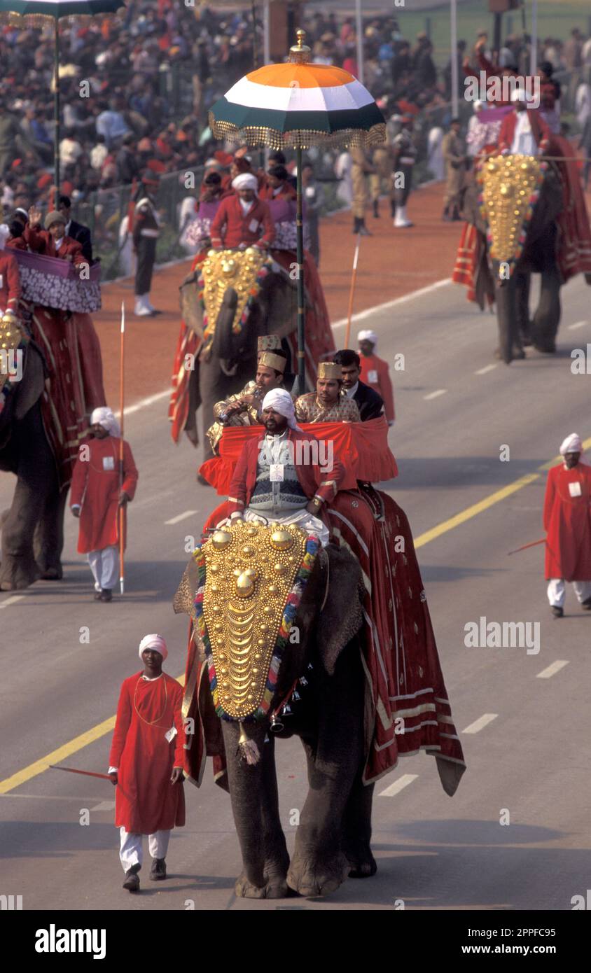 Republic day parade delhi elephant hi-res stock photography and images ...