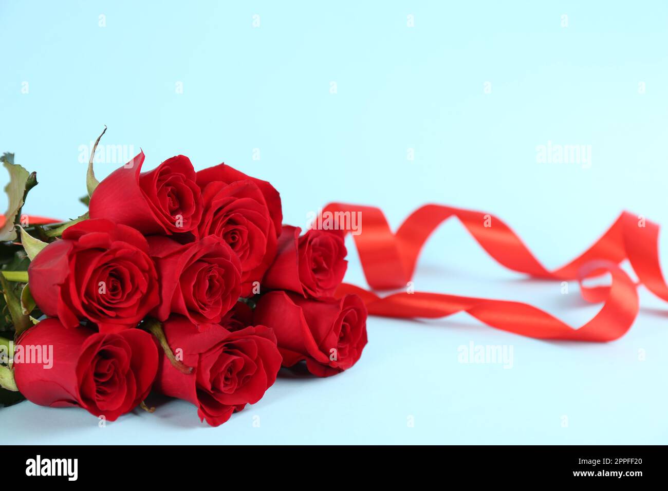 Rose red ribbons hi-res stock photography and images - Alamy