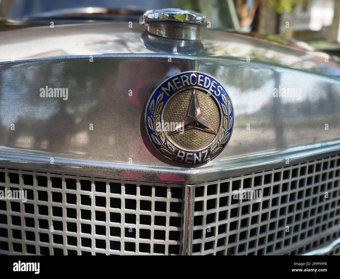 Mercedes benz engine compartment hi-res stock photography and images ...