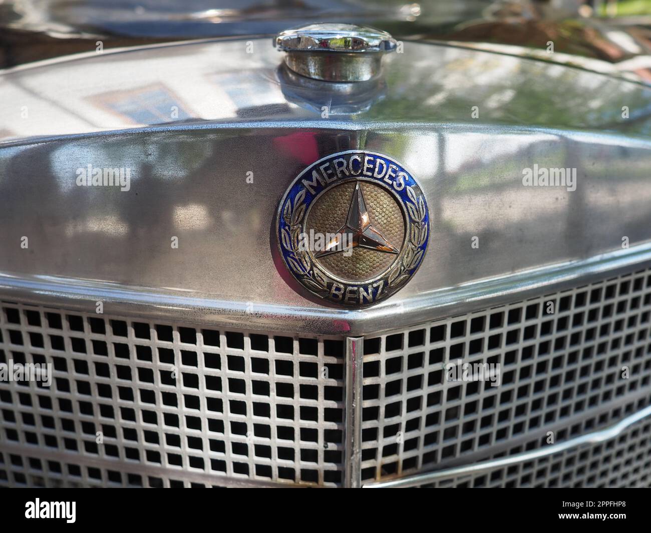 Mercedes benz engine compartment hi-res stock photography and images ...