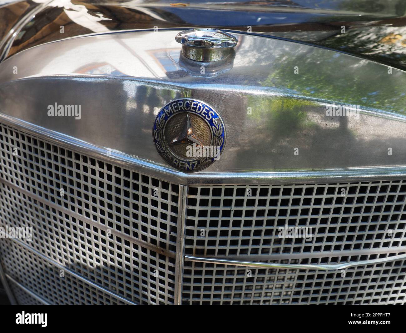 Mercedes benz engine compartment hi-res stock photography and images ...