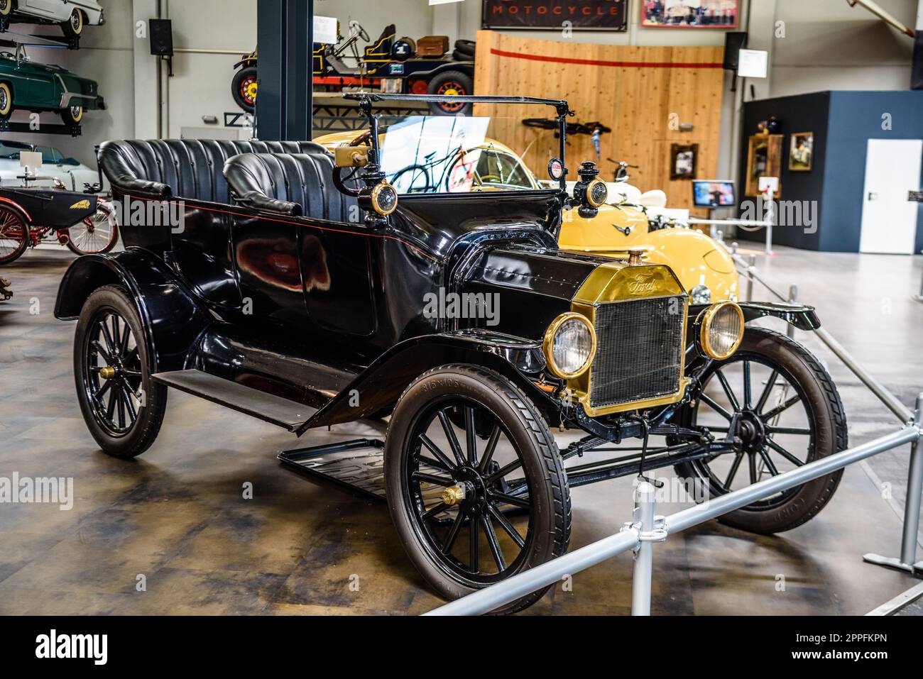 SINSHEIM, GERMANY - MAI 2022: black cabrio Ford Model T Speedster 1912 ...