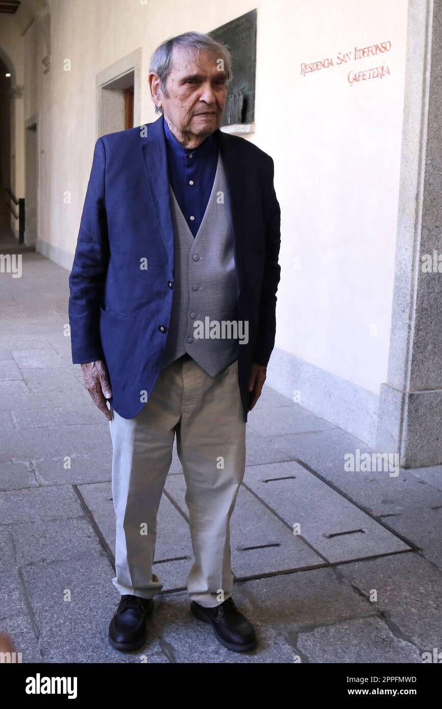 Venezuelan writer Rafael Cadenas on his arrival to receive the ...