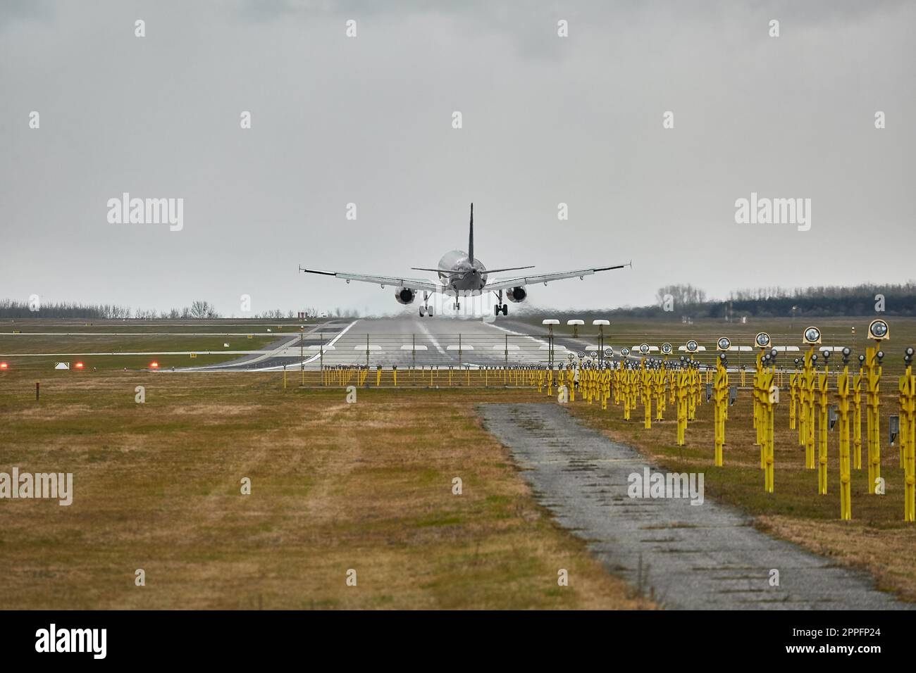 Passenger plane on final hi-res stock photography and images - Alamy