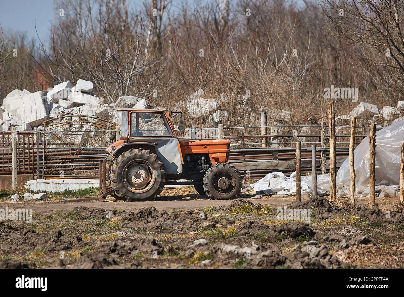 Old run down rusty tractor hi-res stock photography and images - Alamy