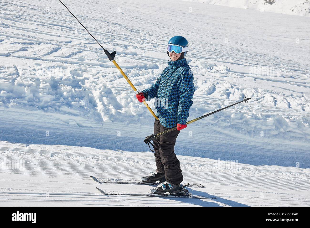 Skiing in the alps hi-res stock photography and images - Alamy