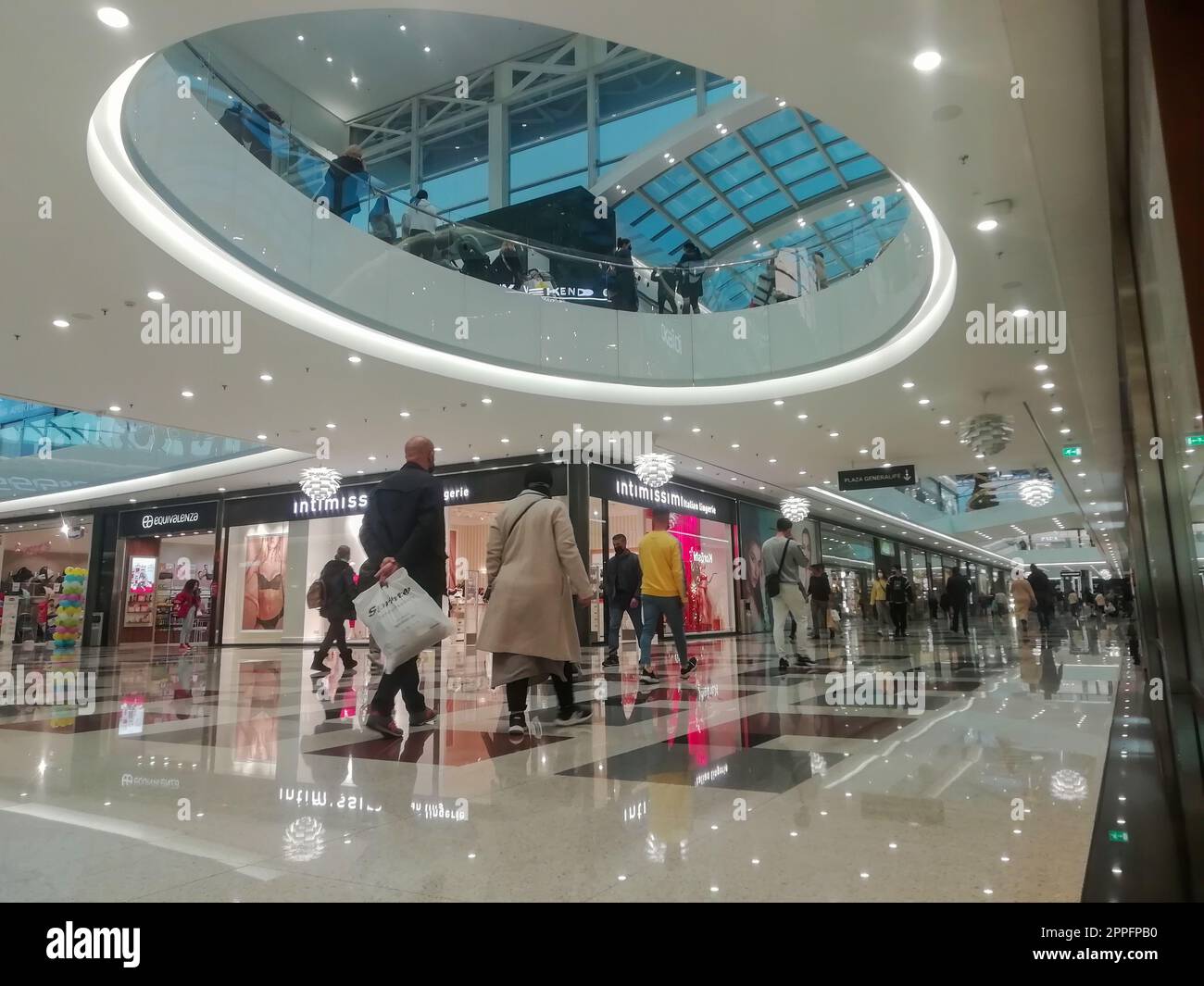 Zara shop front hi-res stock photography and images - Alamy