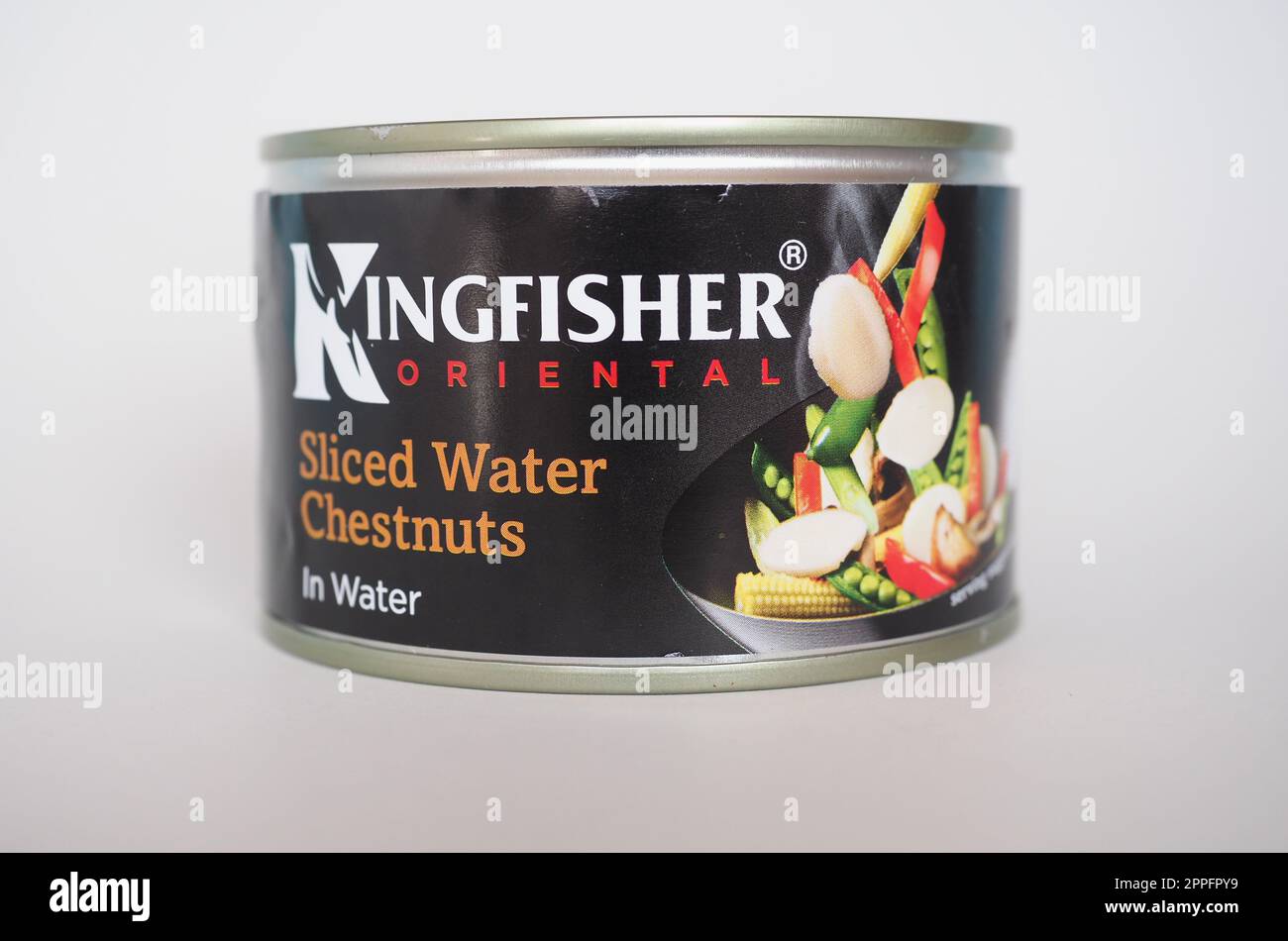 Kingfisher oriental sliced water chestnut tin Stock Photo - Alamy