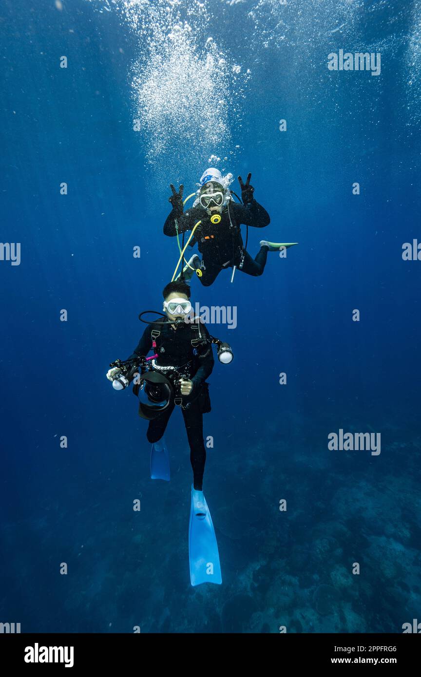 couple sharing air in the clear waters of the Gulf of Thailand Stock ...