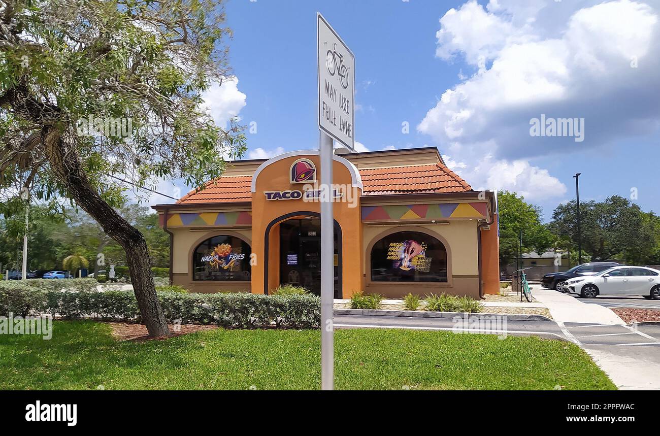 Taco bell sign drive thru hi-res stock photography and images - Alamy