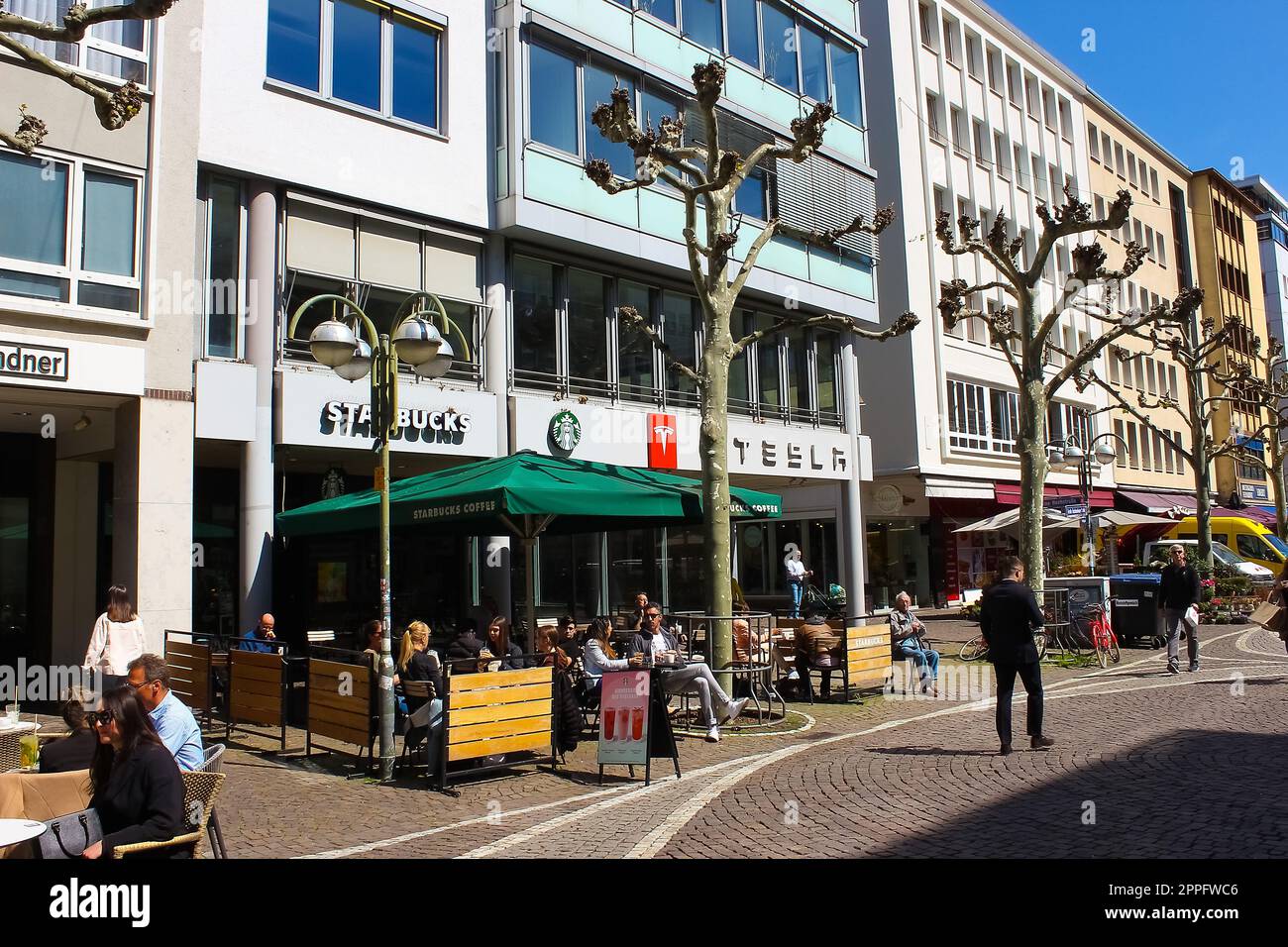 Tesla motors store hi-res stock photography and images - Alamy