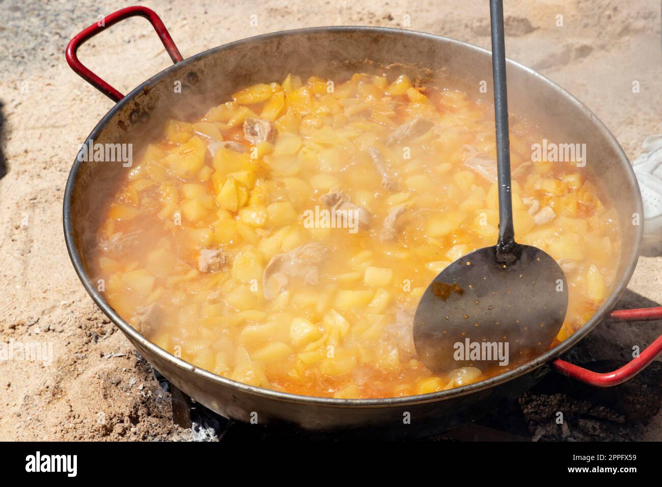 Cooking stews hi-res stock photography and images - Alamy