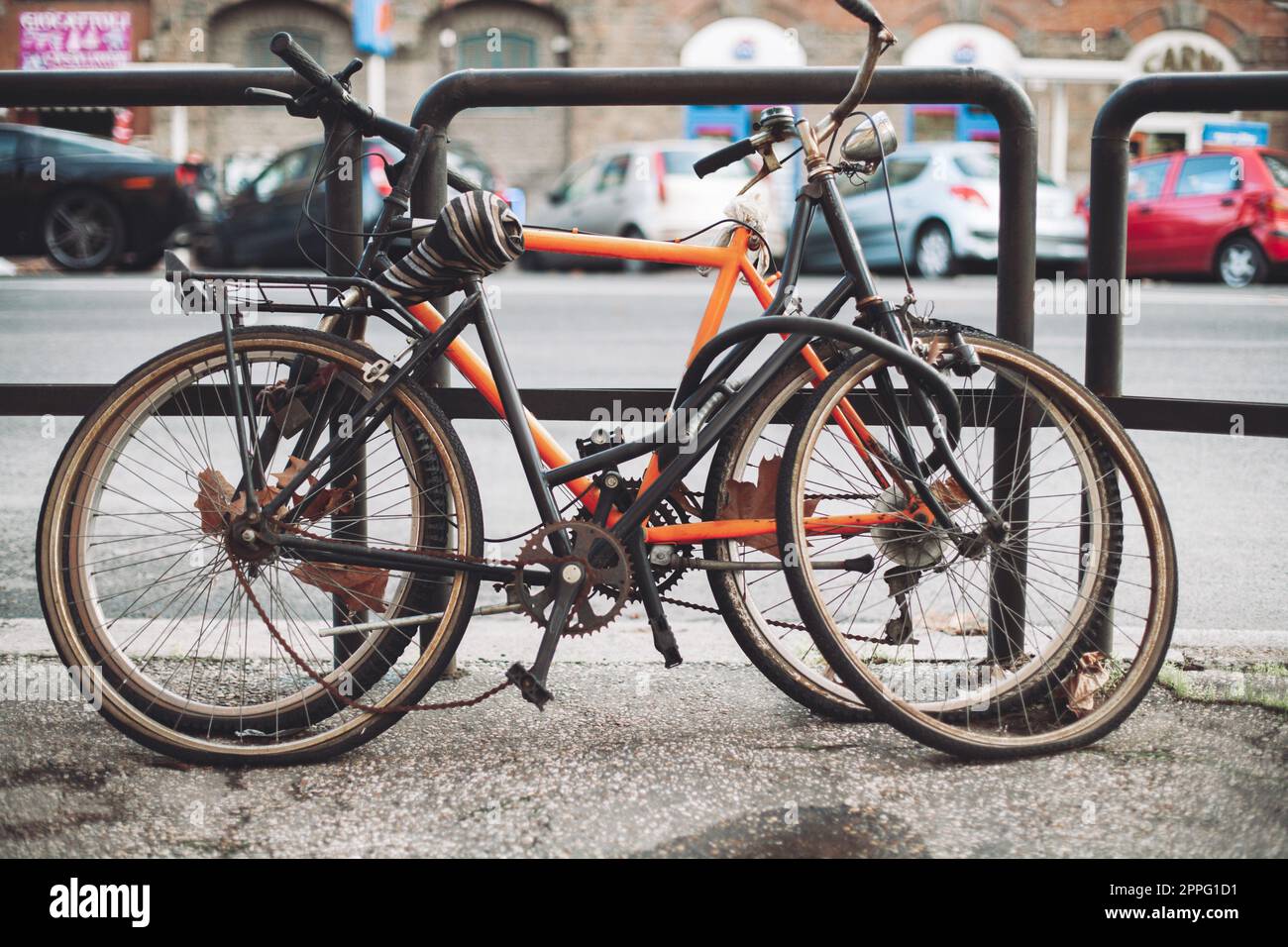 abandoned old rusty bicycles on city streets Stock Photo - Alamy