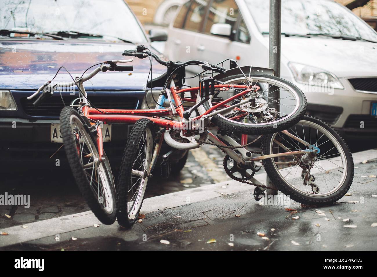 abandoned old rusty bicycles on city streets Stock Photo - Alamy