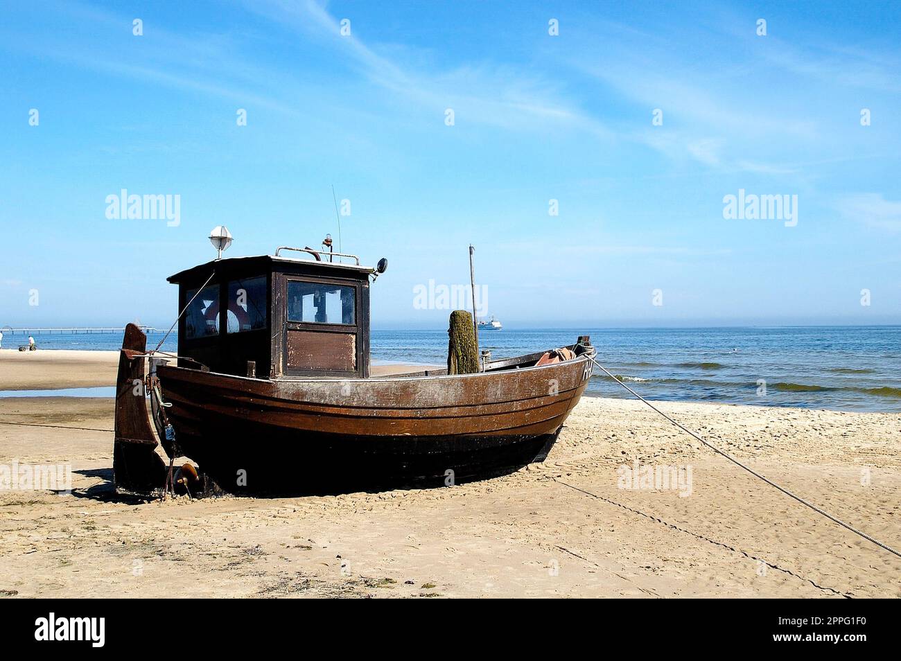 Boat lies on beach hi-res stock photography and images - Alamy