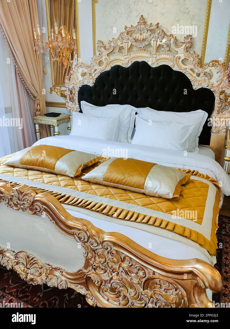 Luxury bed hi-res stock photography and images - Alamy