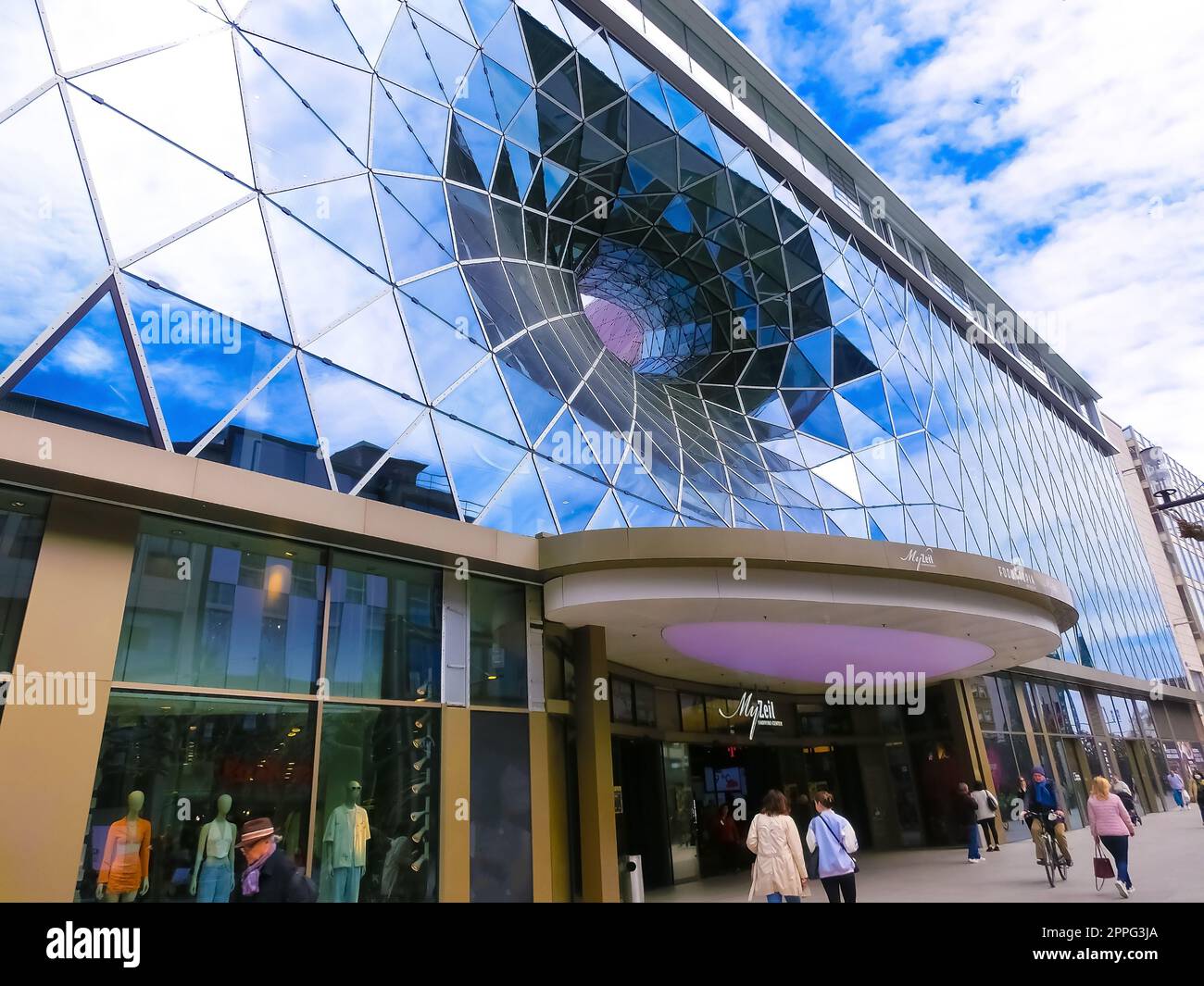 Exterior of shopping mall entrance hi-res stock photography and images - Alamy