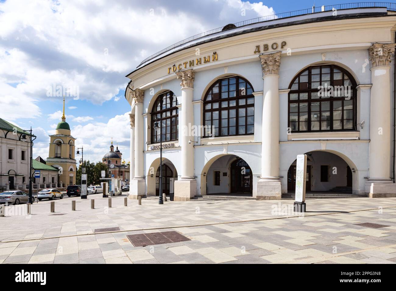 view from Varvarka street of Moscow Gostiny Dvor Stock Photo - Alamy