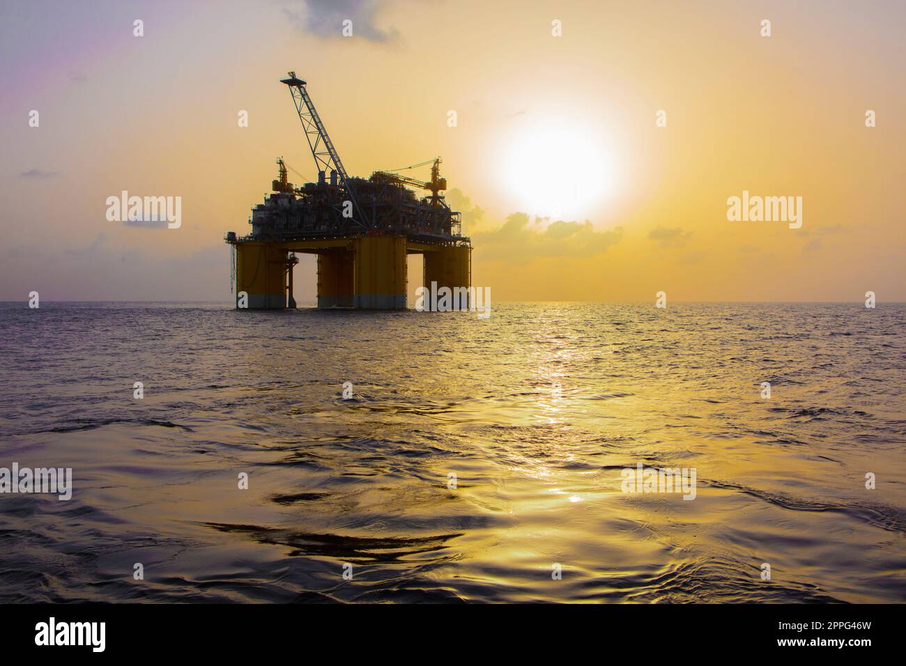 Offshore platform at sunset in Gulf of Mexico Stock Photo - Alamy
