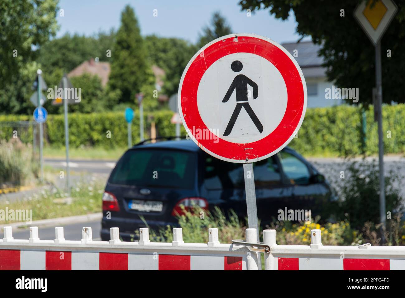 Prohibition sign for pedestrians hi-res stock photography and images ...