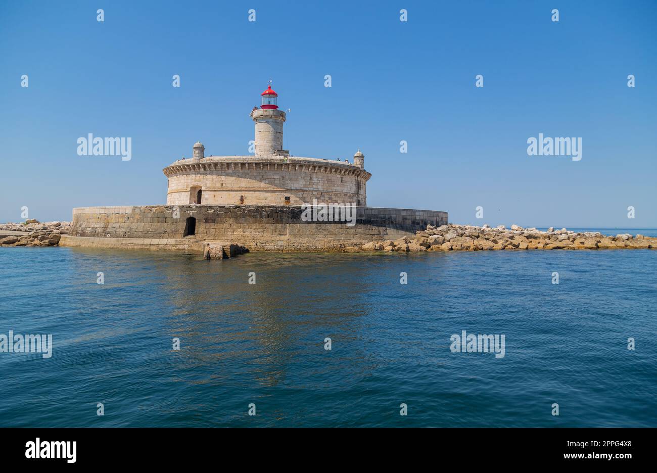 People visiting the old Bugio Lighthouse Stock Photo - Alamy